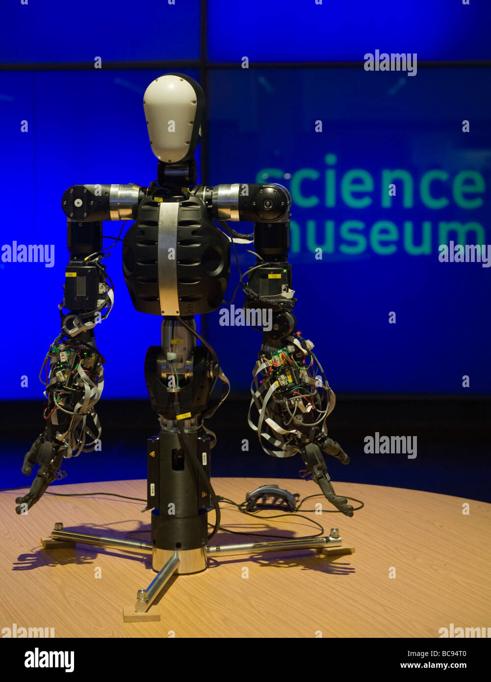 BERTI a human-sized gesturing robot built by Graham Whiteley at the ...