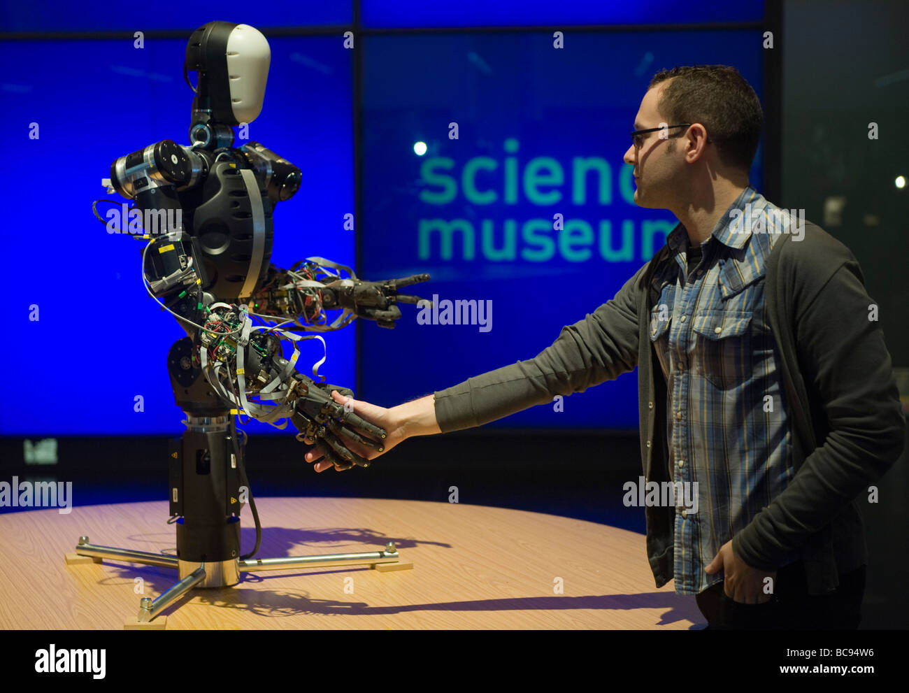 BERTI a human-sized gesturing robot built by Graham Whiteley shaking ...