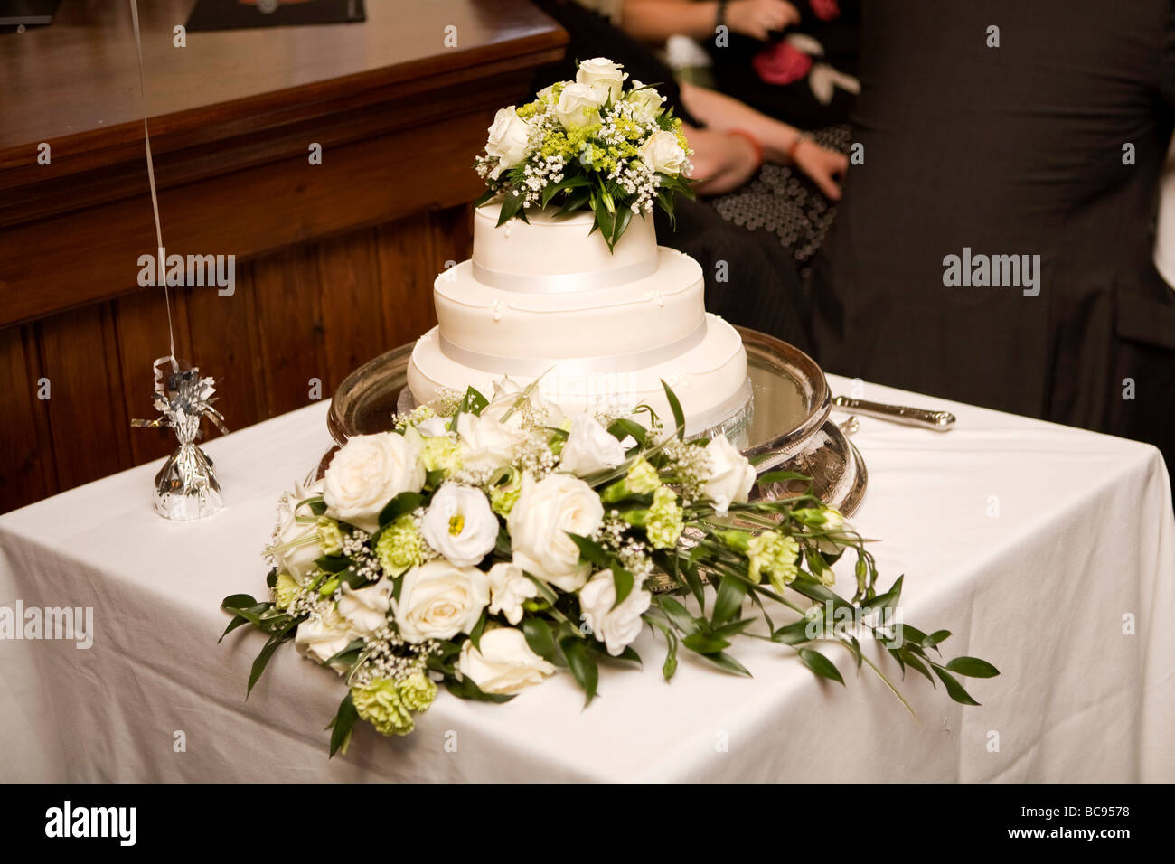 wedding cake on the table Stock Photo - Alamy