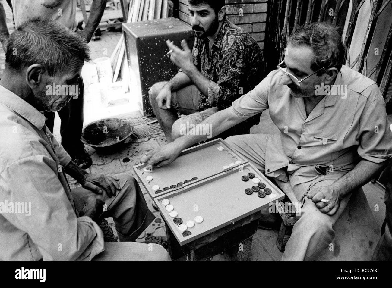 iraq baghdad Men playing Iraqi traditional game Stock Photo - Alamy