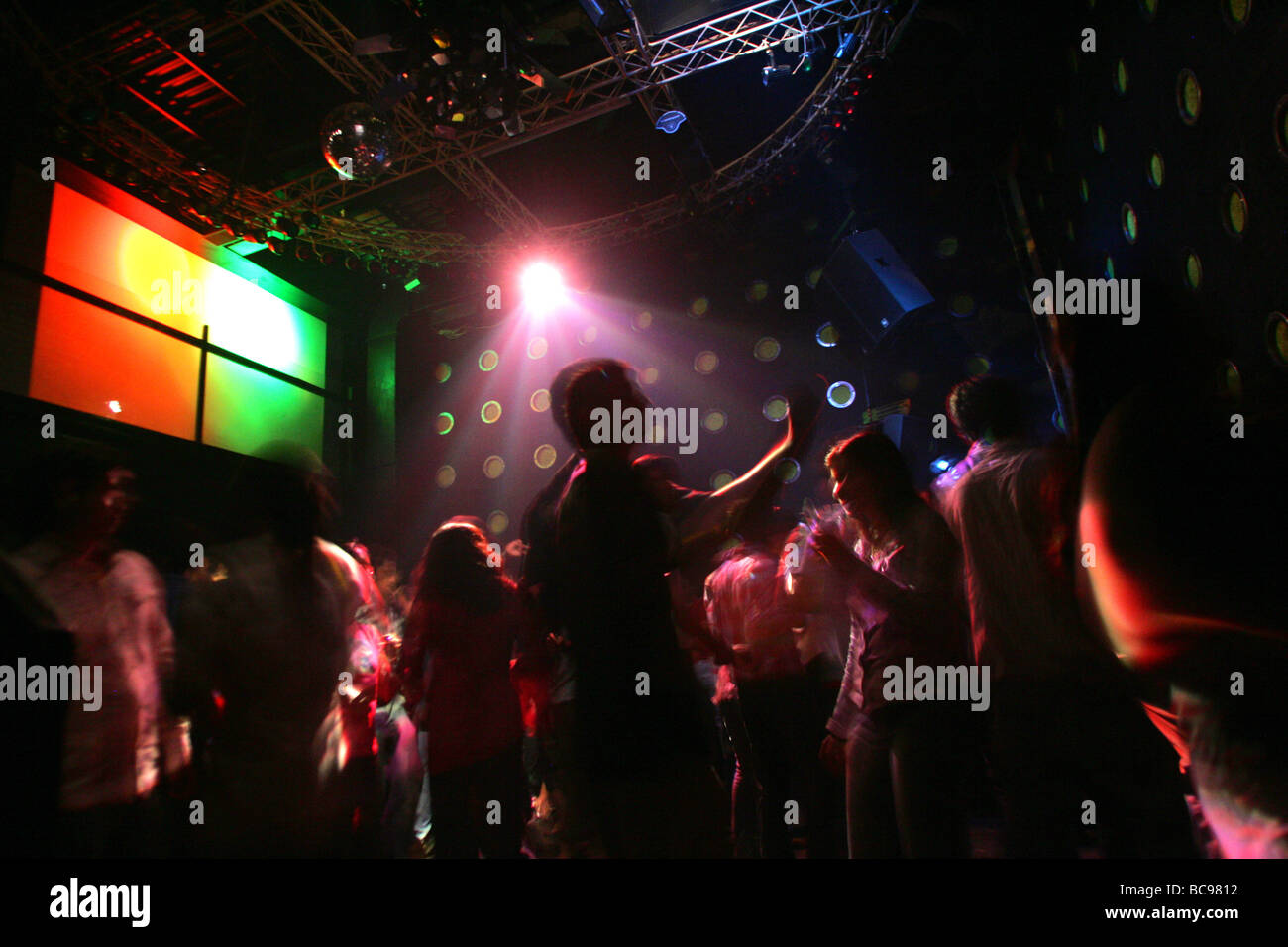 Indian Young s enjoy and dance in a Disco at Hyderabad southern India ...