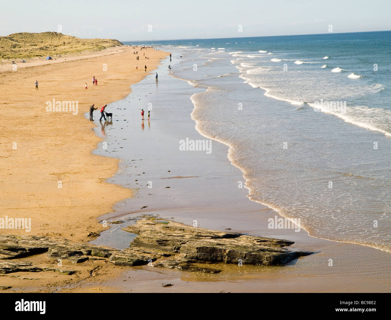Rocks on beach seahouses hi-res stock photography and images - Alamy