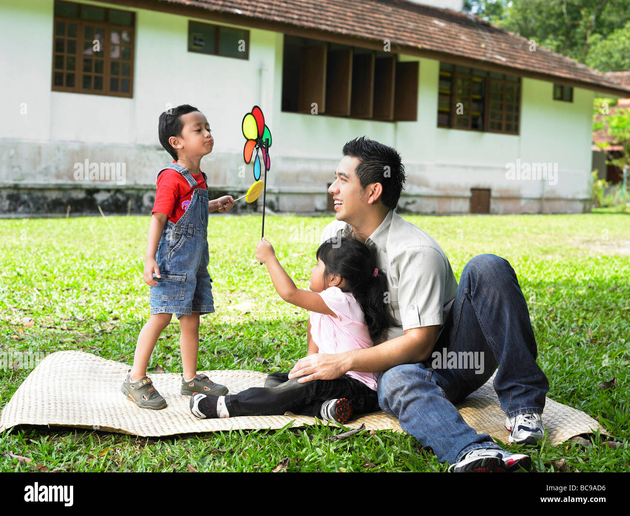 Row holiday leisure people playing hi-res stock photography and images ...