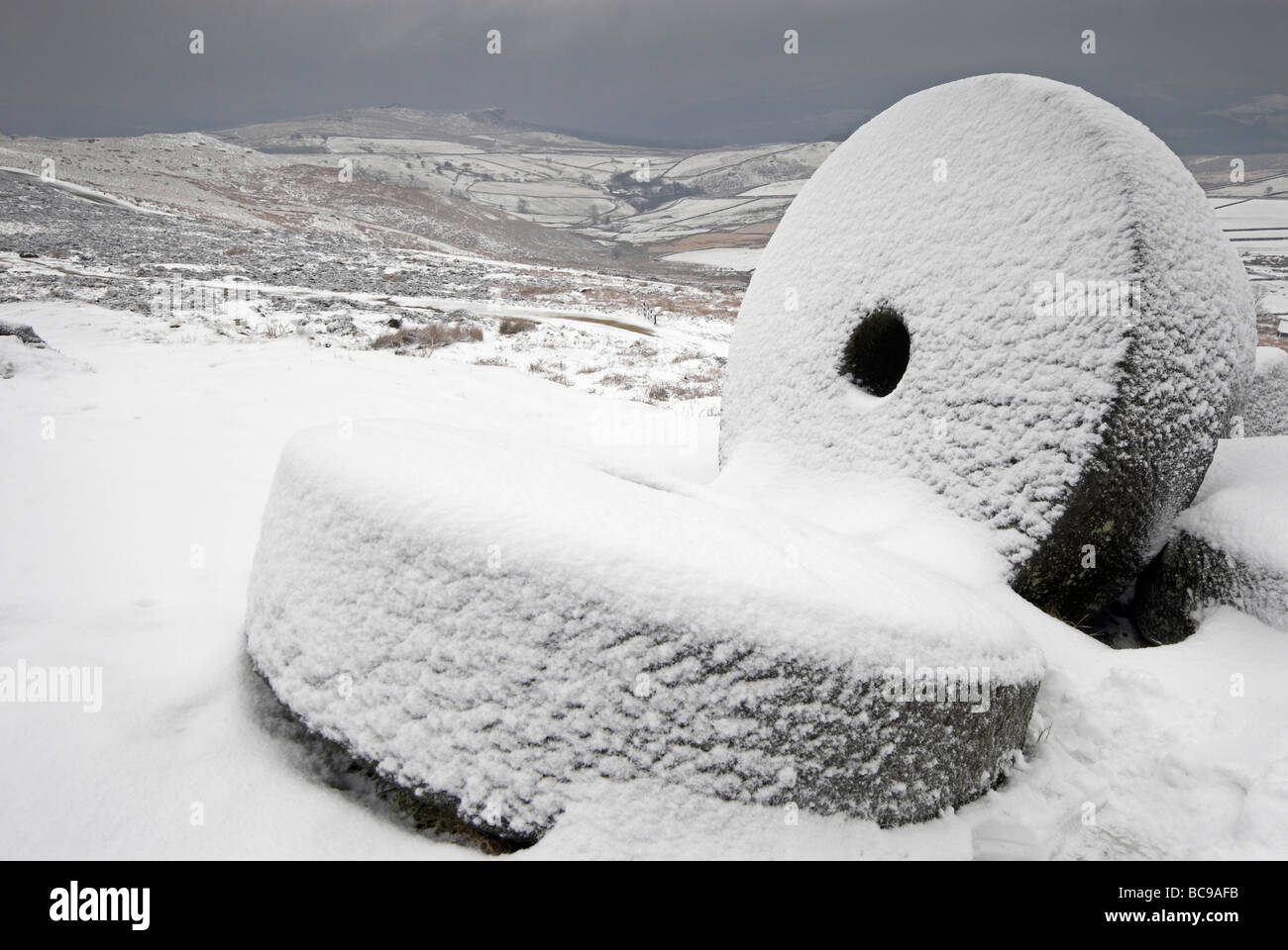 Stanage edge winter millstones hi-res stock photography and images - Alamy