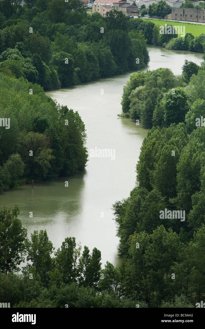 Tree lined river hi-res stock photography and images - Alamy