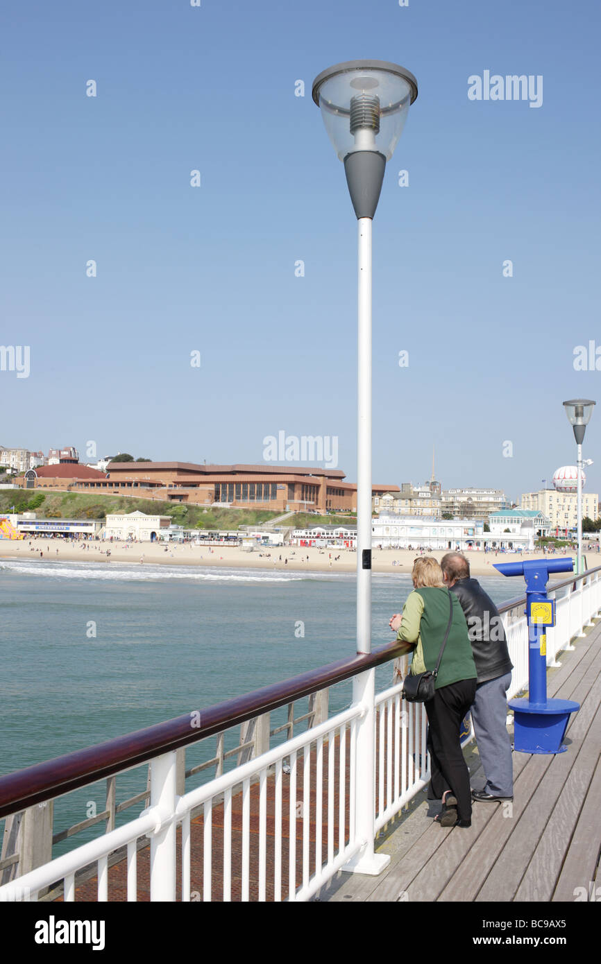 People walk along bournemouth beach hi-res stock photography and images ...