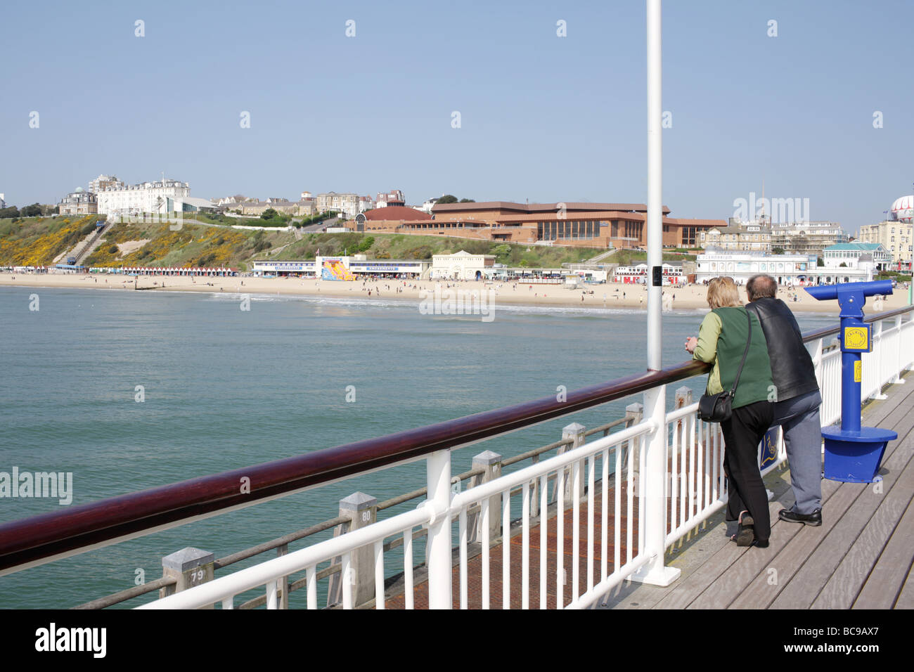 People walk along bournemouth beach hi-res stock photography and images ...