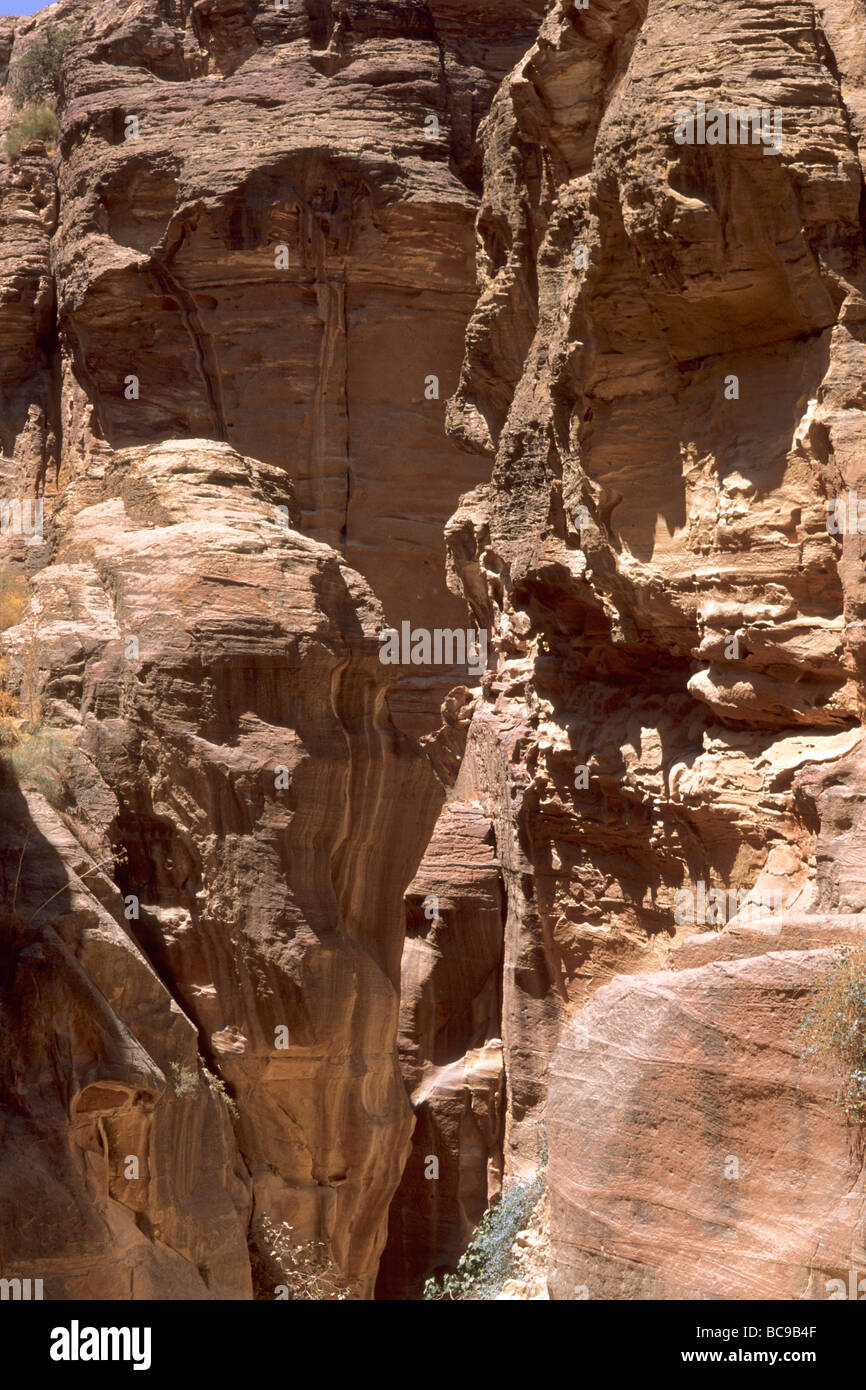 jordan Geological formations to Petra Stock Photo - Alamy