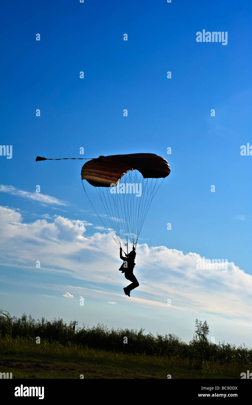 parachutist landing their canopy Stock Photo - Alamy
