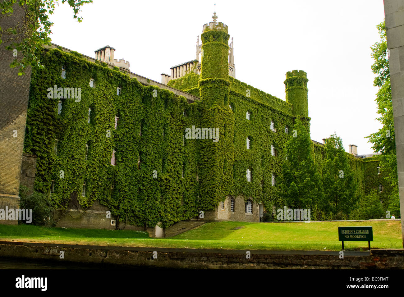 Green covered castle hi-res stock photography and images - Alamy