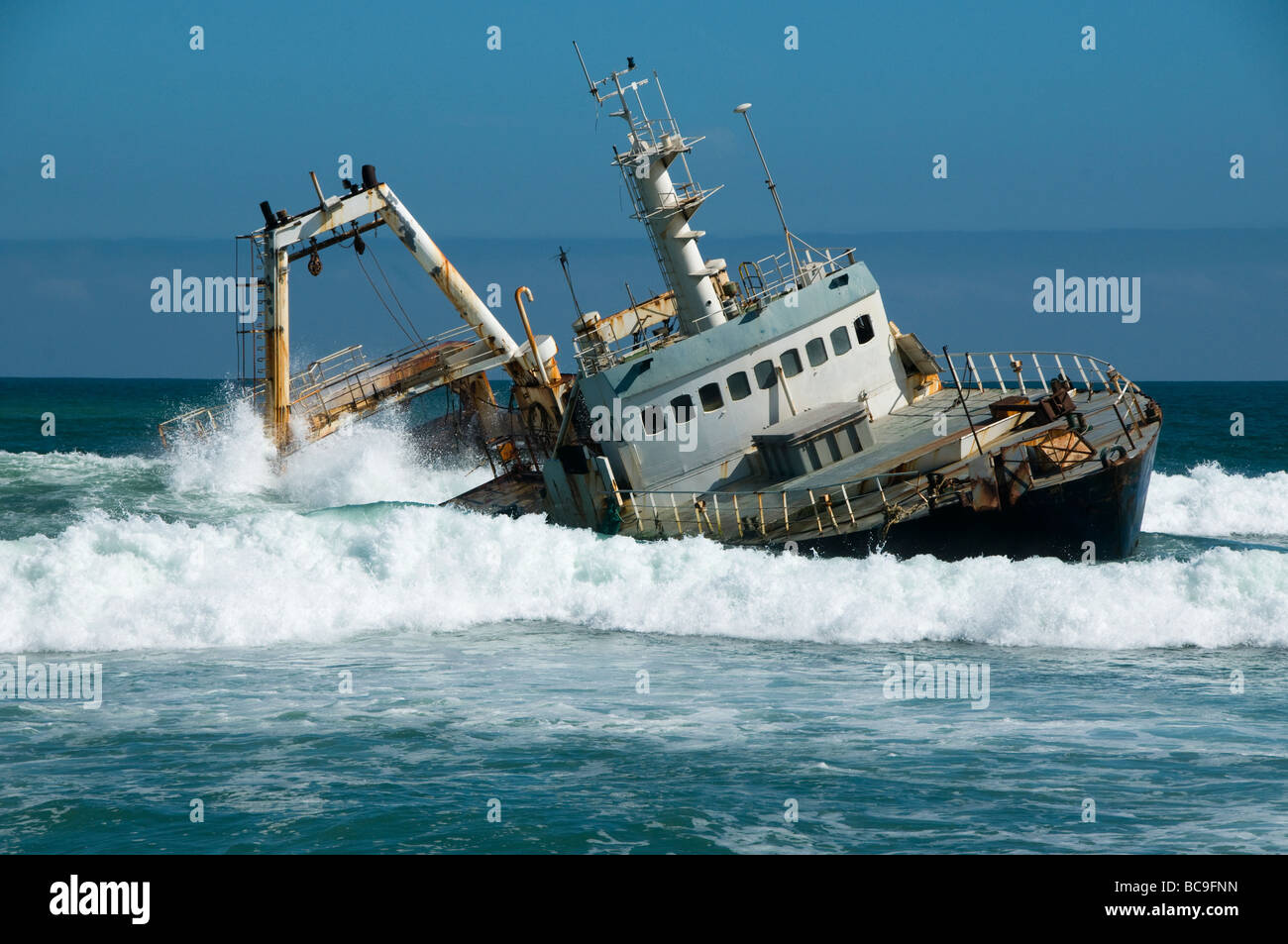 Sinking sink wreck shipwreck hi-res stock photography and images - Alamy