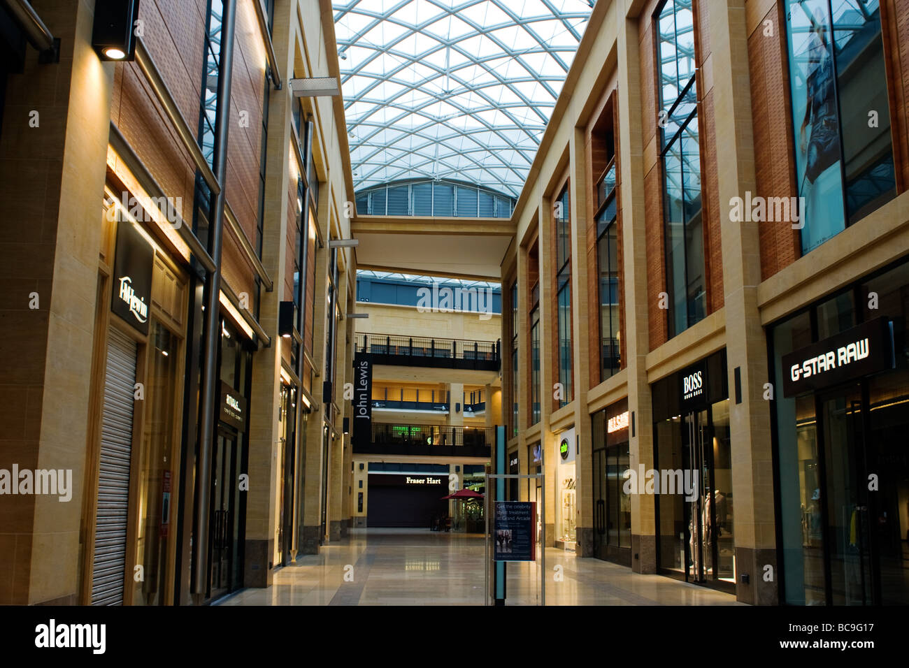Empty shopping mall hi-res stock photography and images - Alamy