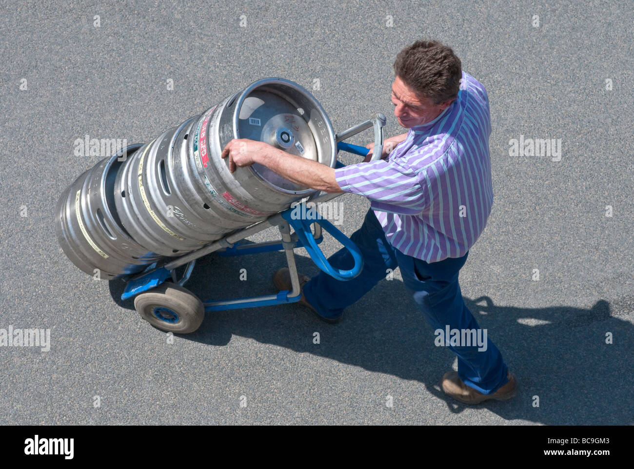 Delivery man empty trolley hi-res stock photography and images - Alamy