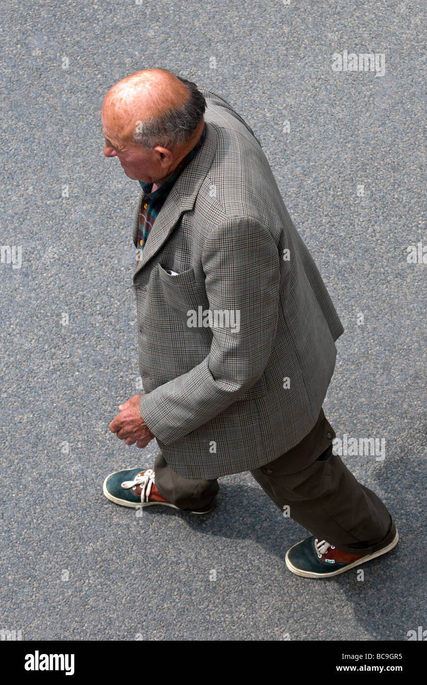 Elderly man walking across hi-res stock photography and images - Alamy