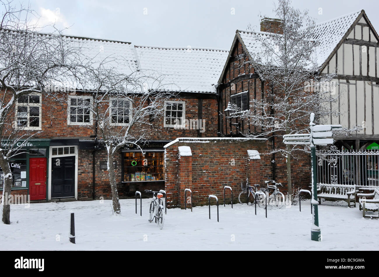 Snow covered buildings hi-res stock photography and images - Alamy