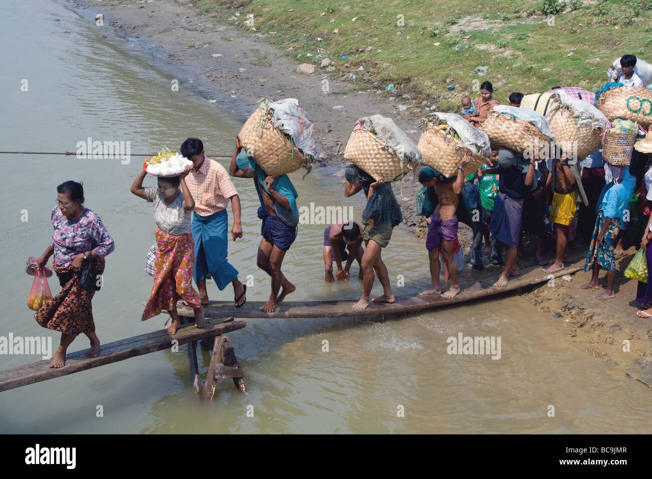 Boat carrying goods hi-res stock photography and images - Alamy