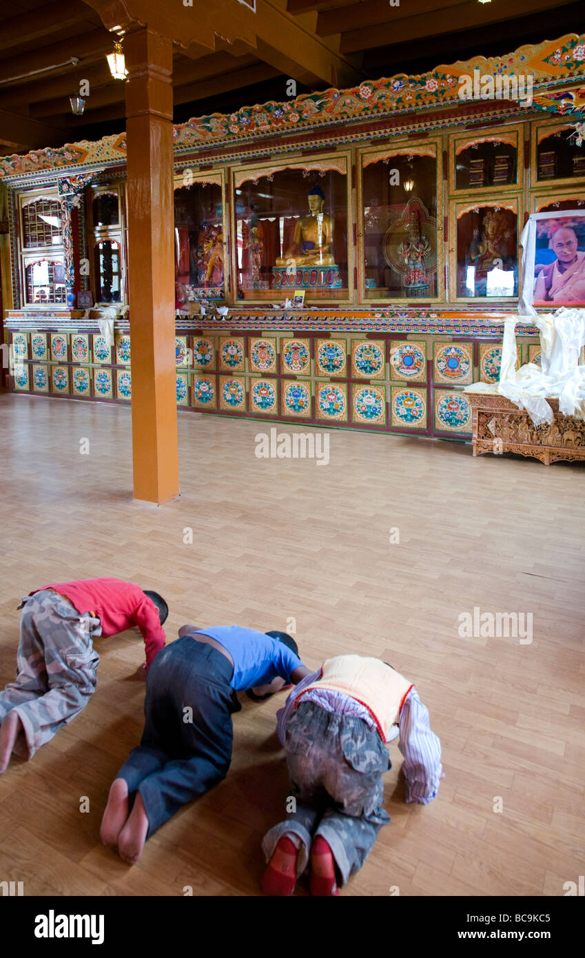 Tibetan lamas praying hi-res stock photography and images - Alamy