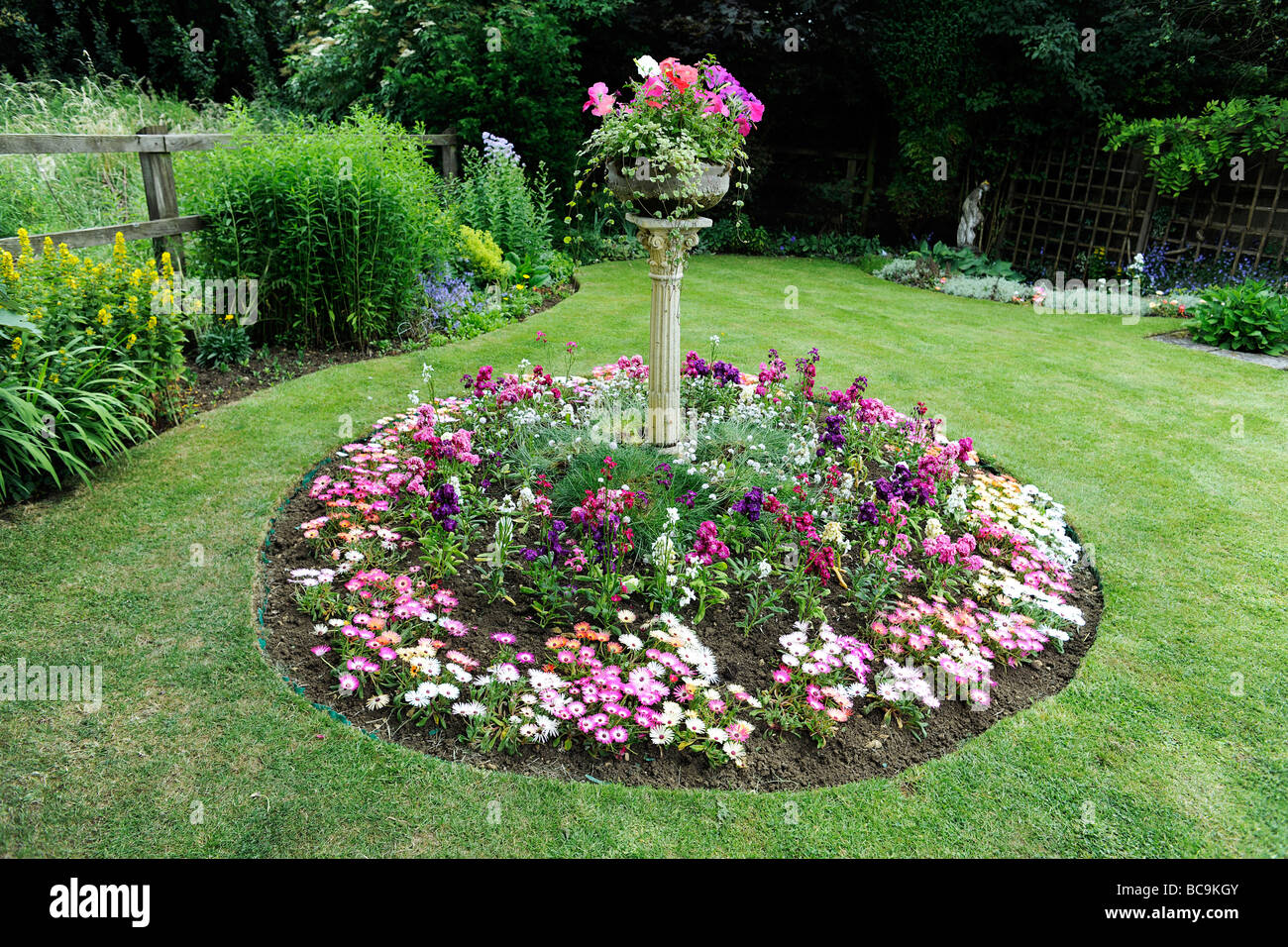 English flower garden hi-res stock photography and images - Alamy