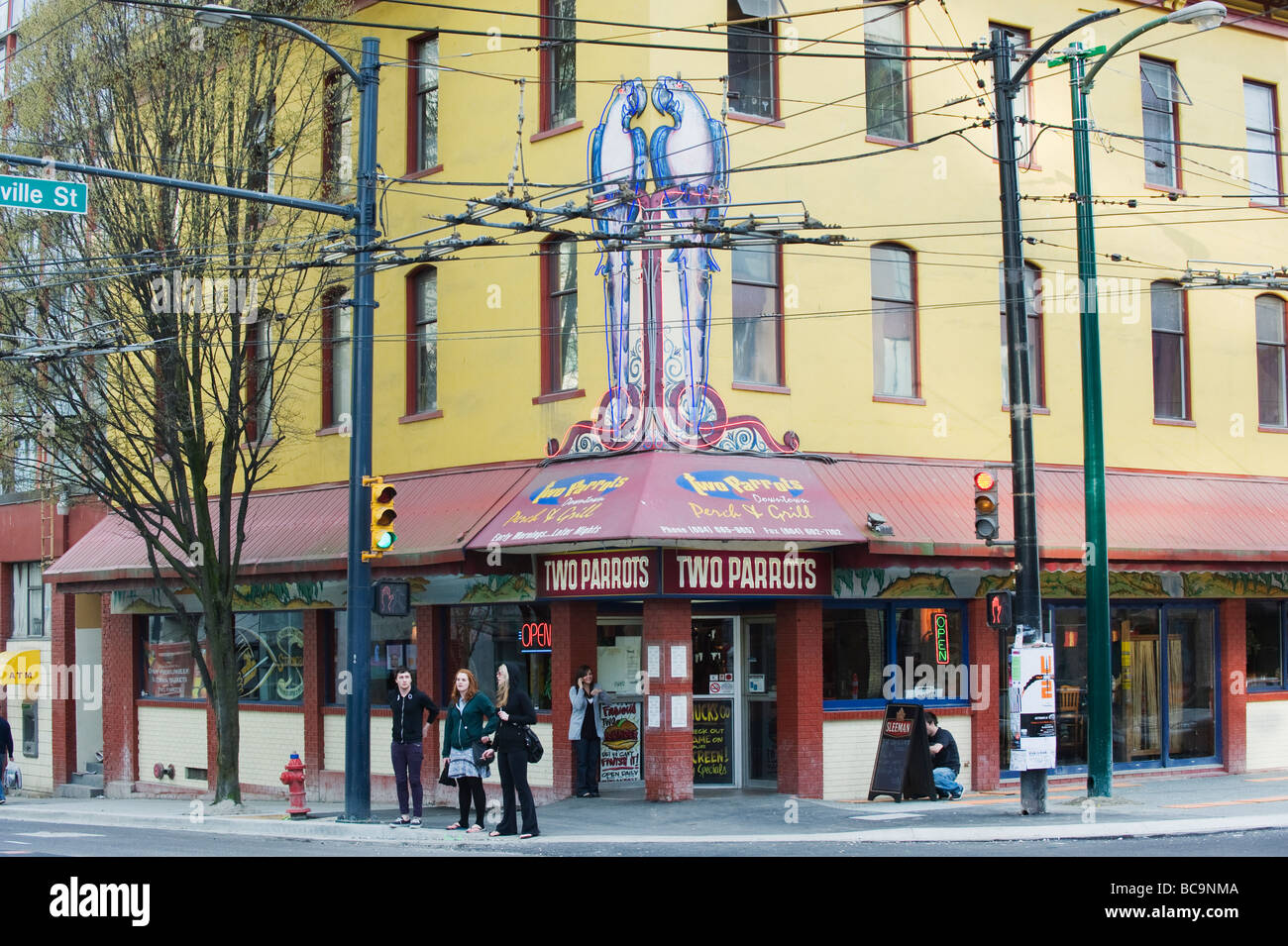 Two parrots restaurant hi-res stock photography and images - Alamy