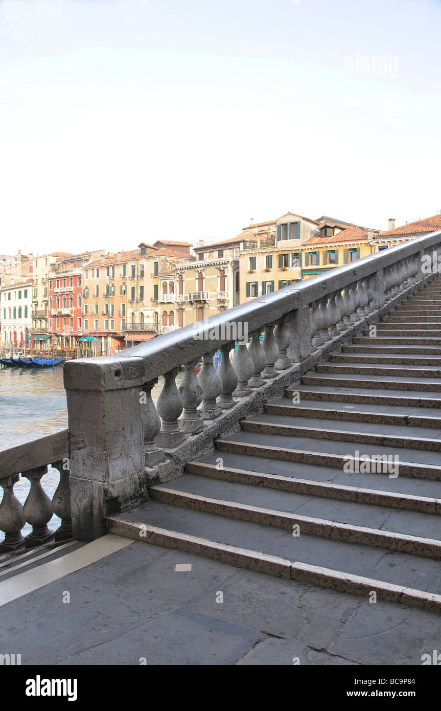 Venice Rialto bridge steps Stock Photo - Alamy