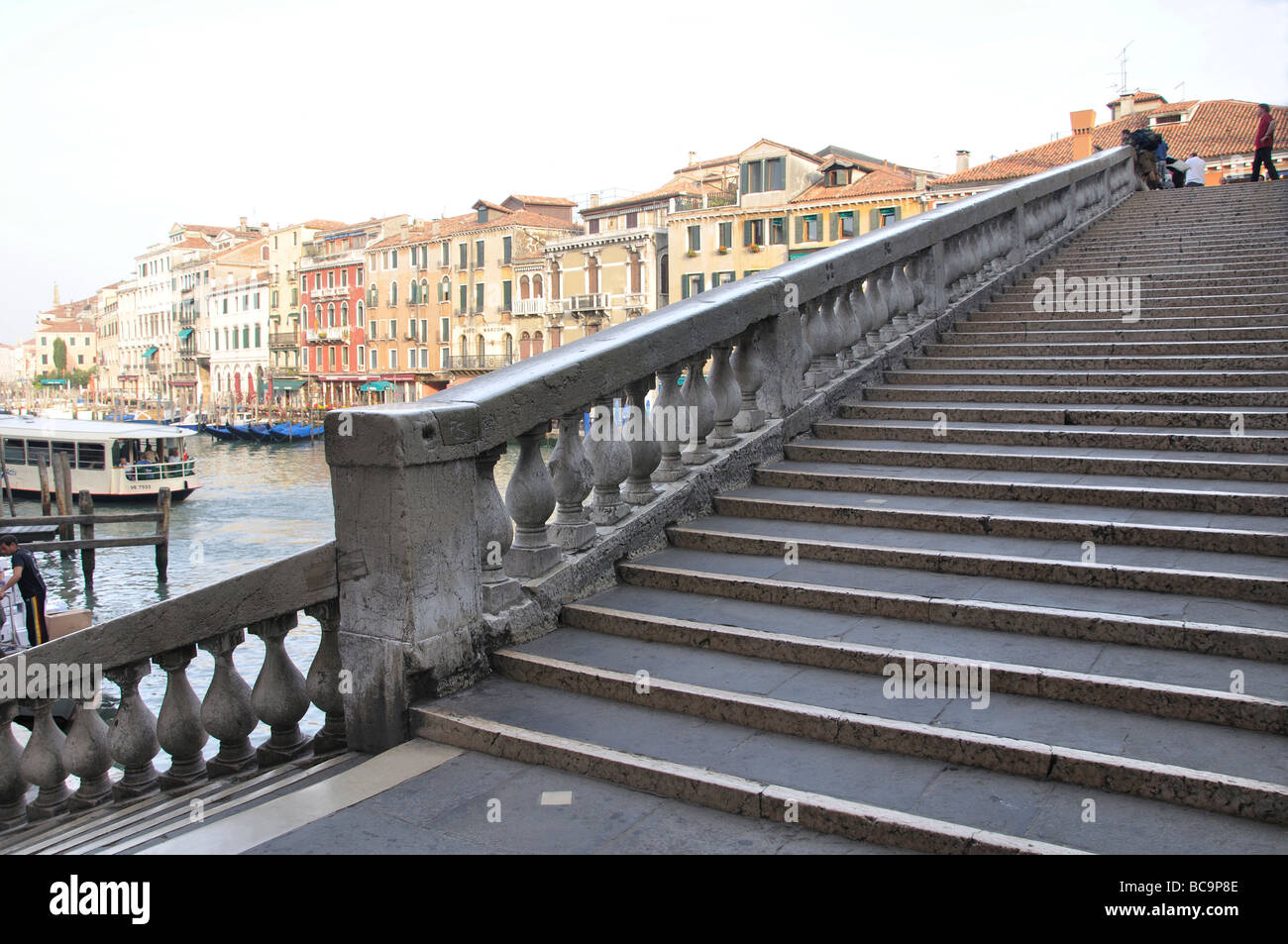 Venice Rialto bridge steps Stock Photo - Alamy