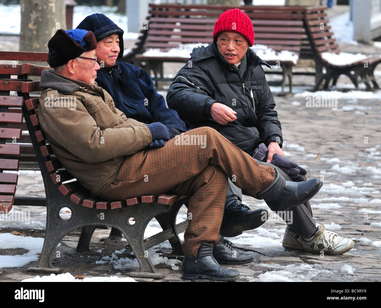 Chinese men sitting in Shanghai park in a winter day Stock Photo - Alamy