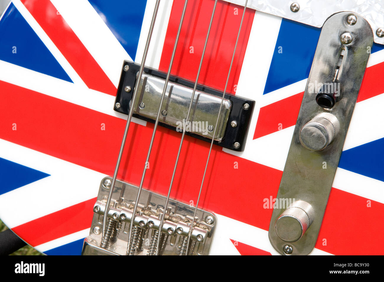 union jack flag painted on electric guitar Stock Photo - Alamy