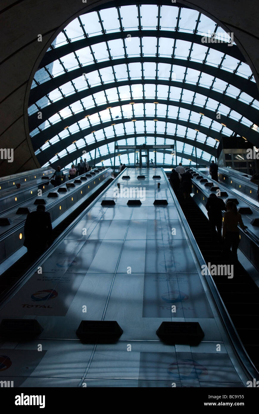 Escalators buildings architecture hi-res stock photography and images ...