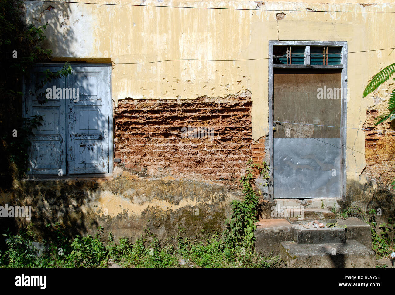 Weathered building exterior Stock Photo - Alamy