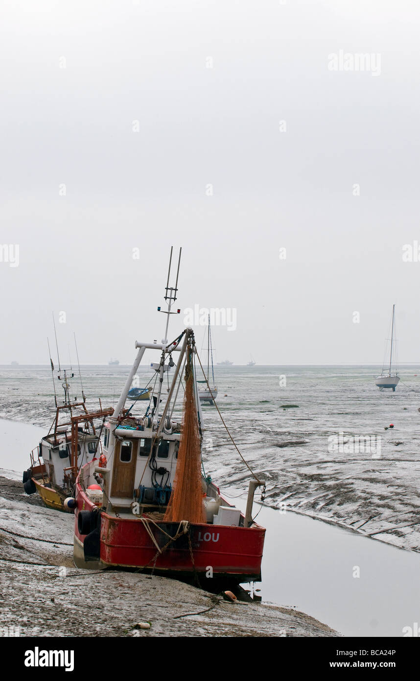 Fishing boats leigh on sea in estuary hi-res stock photography and ...