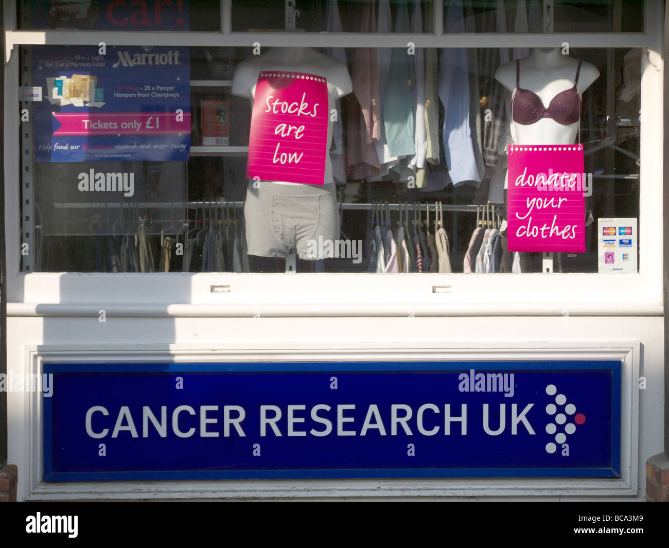 Cancer research charity shop hi-res stock photography and images - Alamy