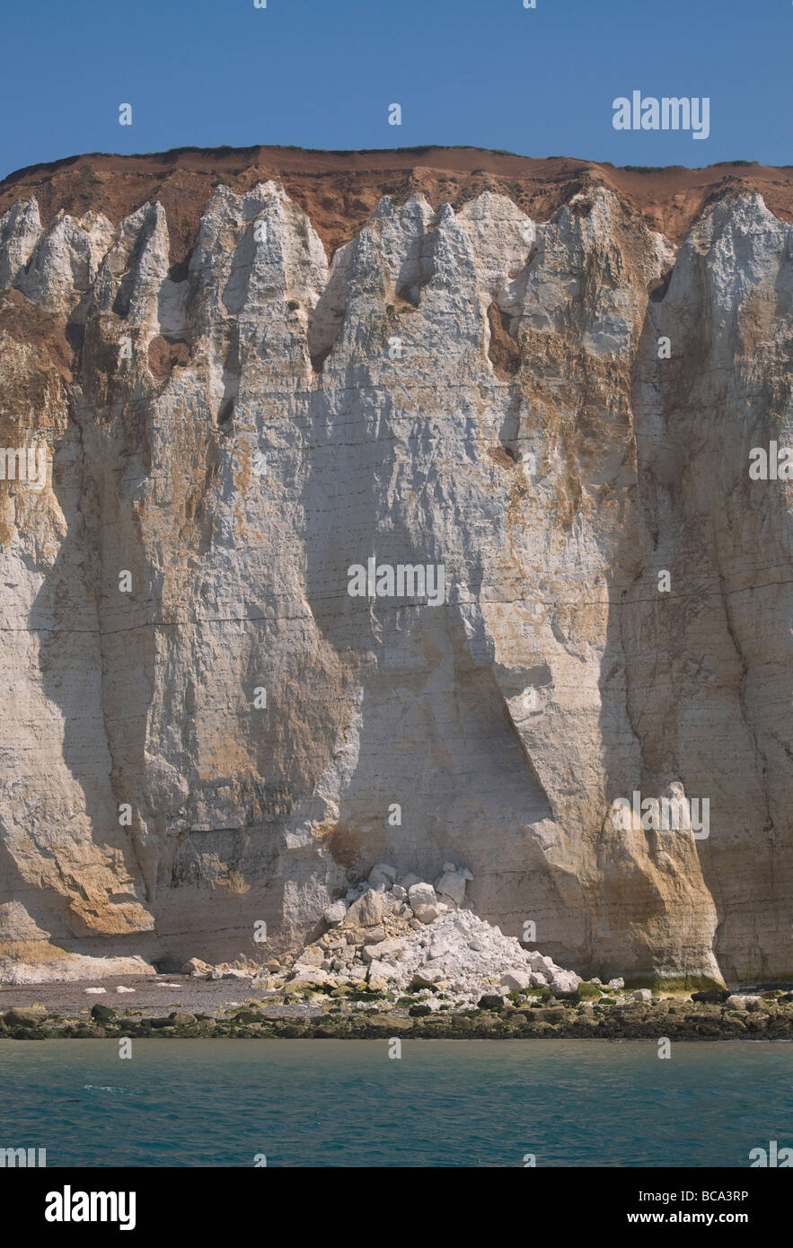 Sand-topped white chalk cliffs showing signs of a recent rockfall Stock ...