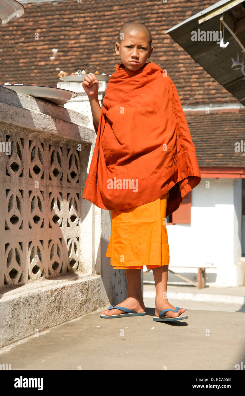 Novice monks at buddhist shrine hi-res stock photography and images - Alamy
