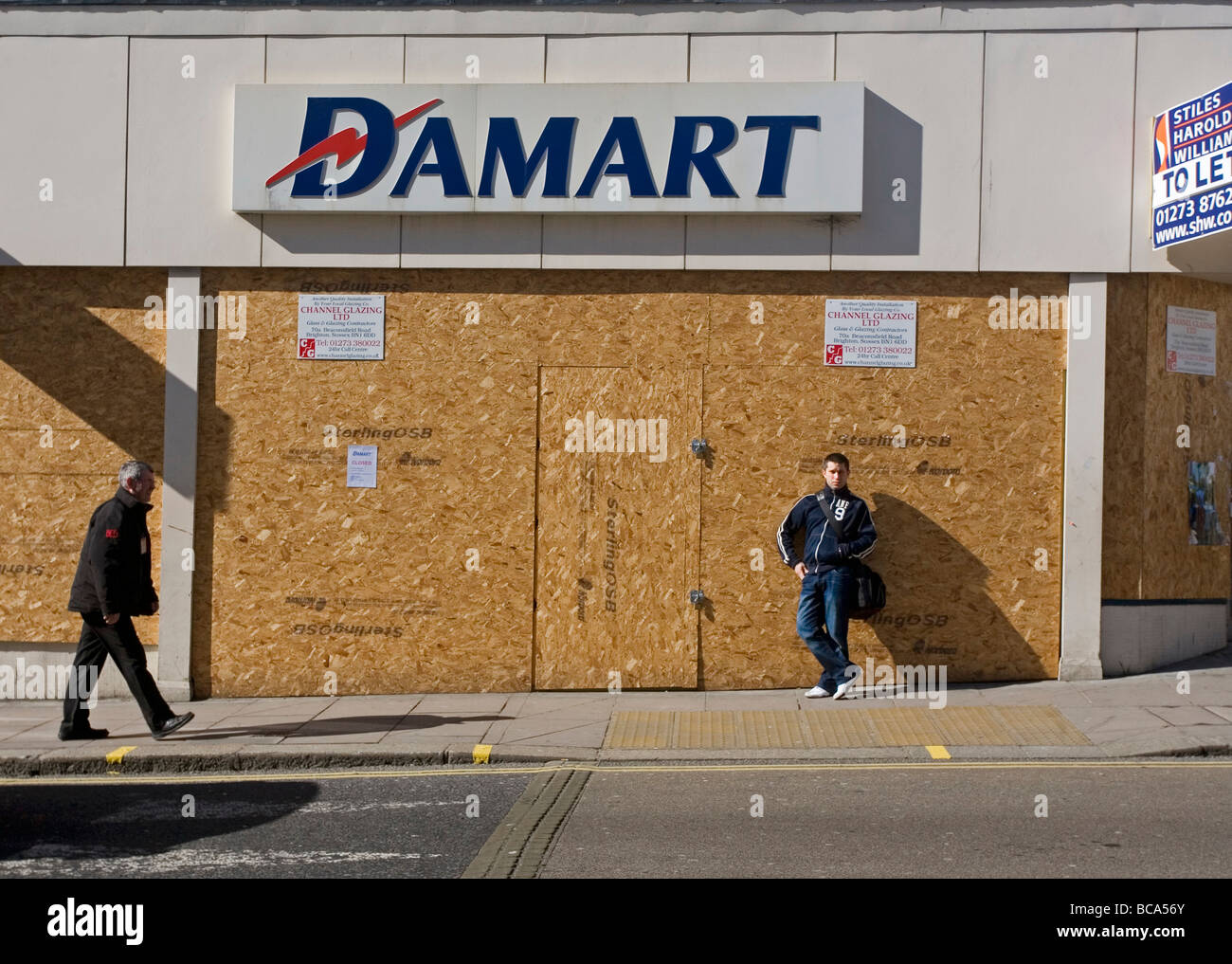 Uk boarded up shop high street hi-res stock photography and images - Alamy