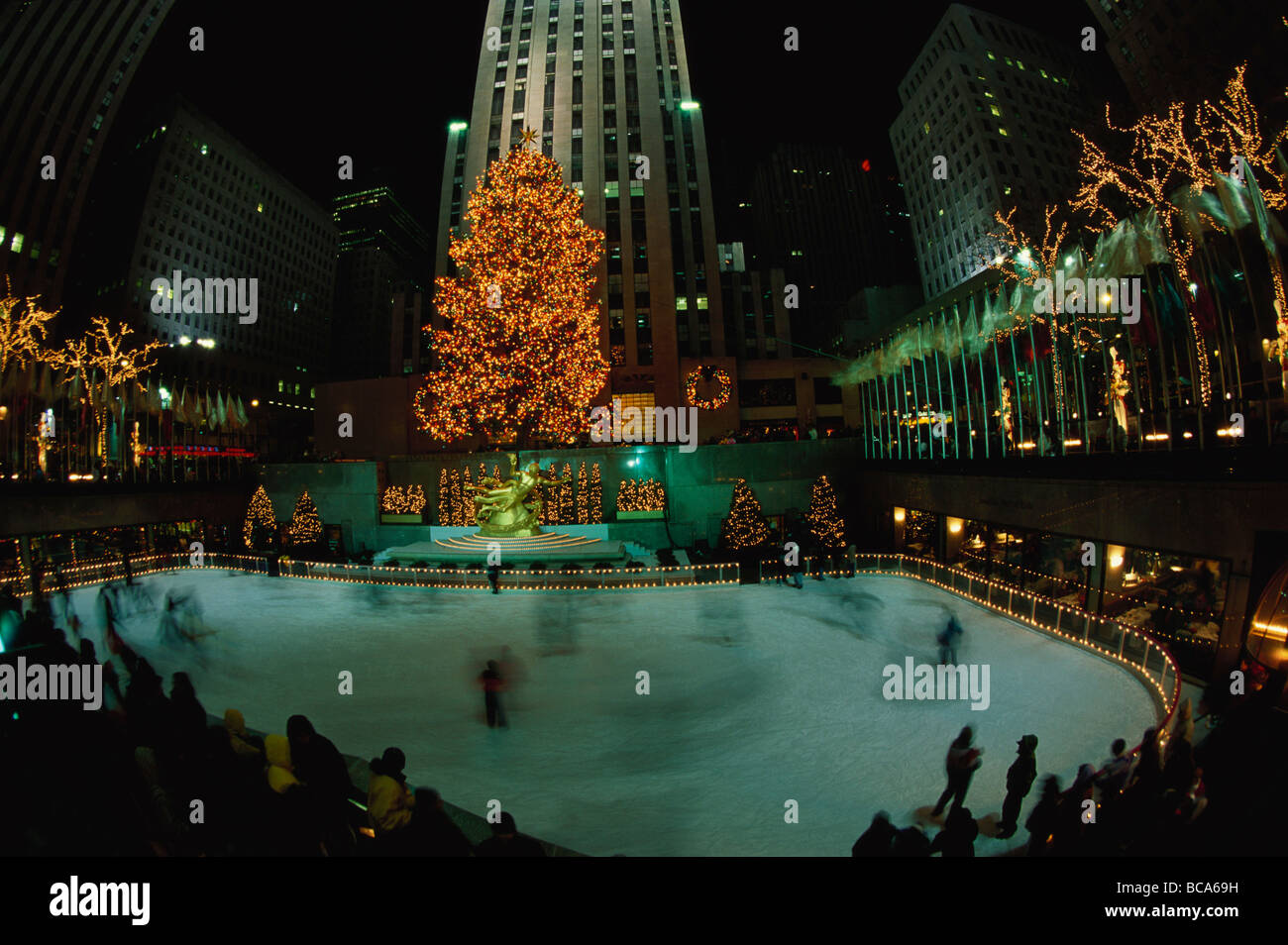 Rockefeller Center at night with Christmas decorations, Lower Plaza ...