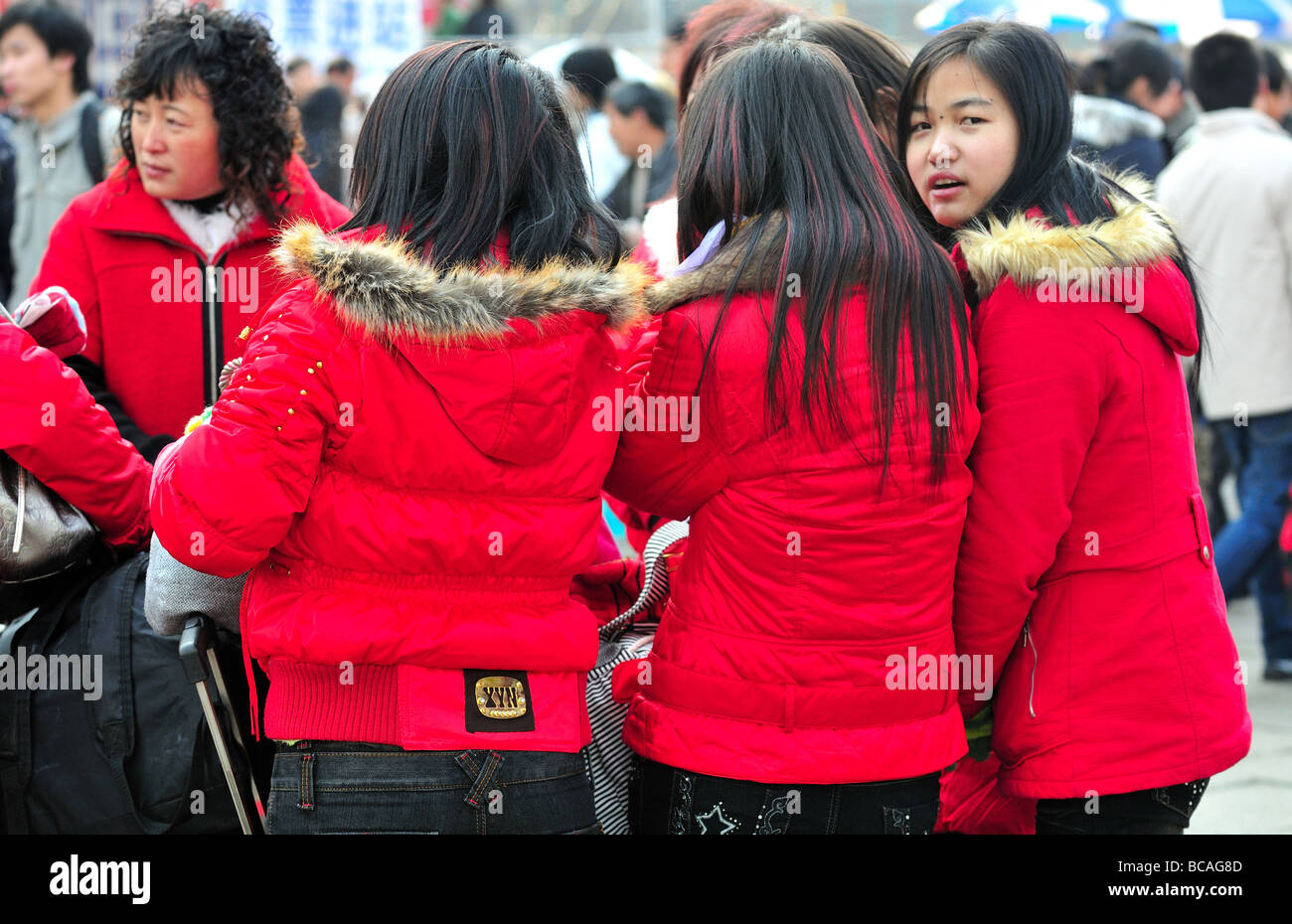 Chinese girls in shanghai street hi-res stock photography and images ...