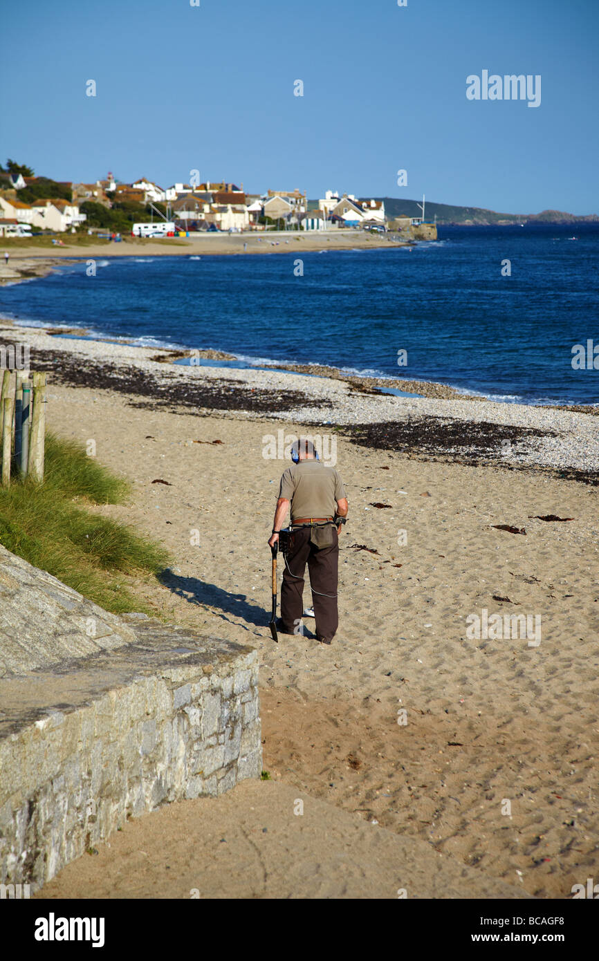 Man using metal detector on beach hi-res stock photography and images ...