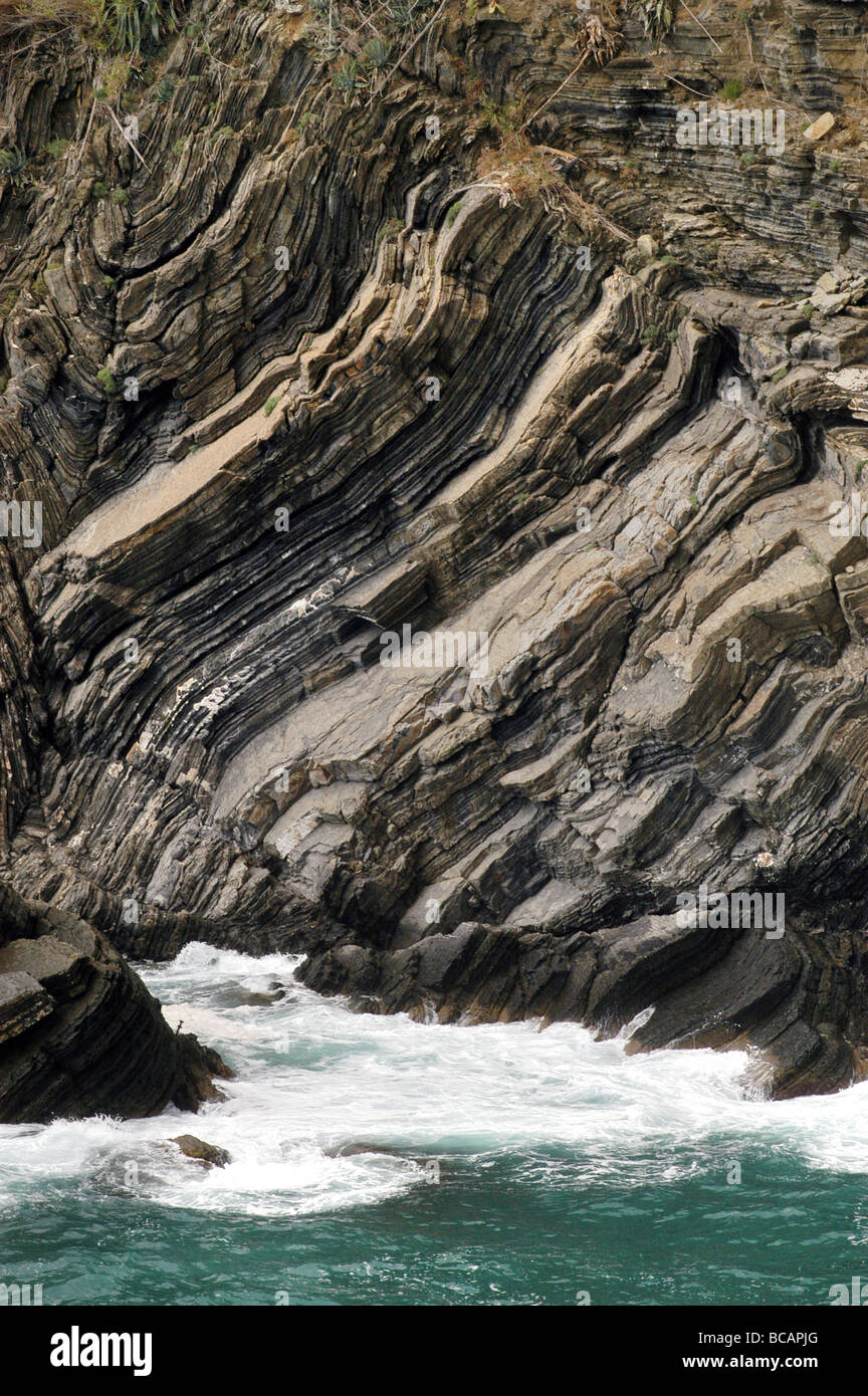 stratified cliff in Vernazza (Cinque Terre Stock Photo - Alamy