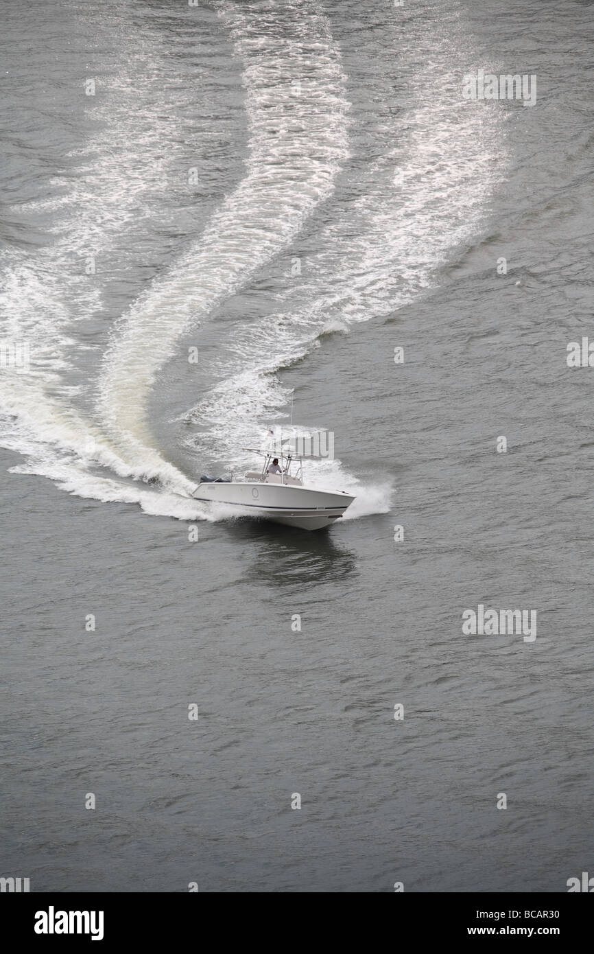 Wake boat curve hi-res stock photography and images - Alamy
