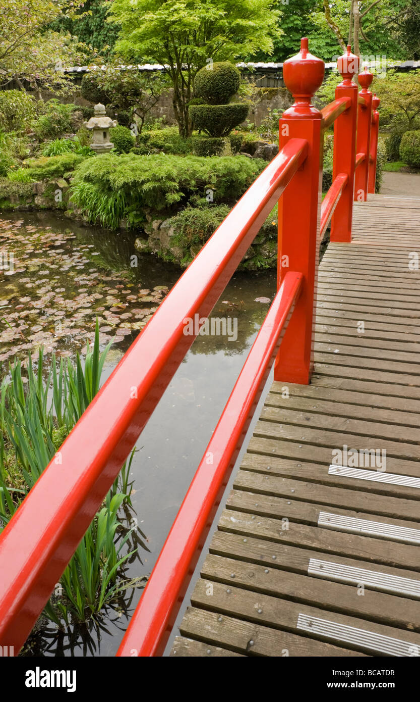 Small bridge in garden hi-res stock photography and images - Alamy
