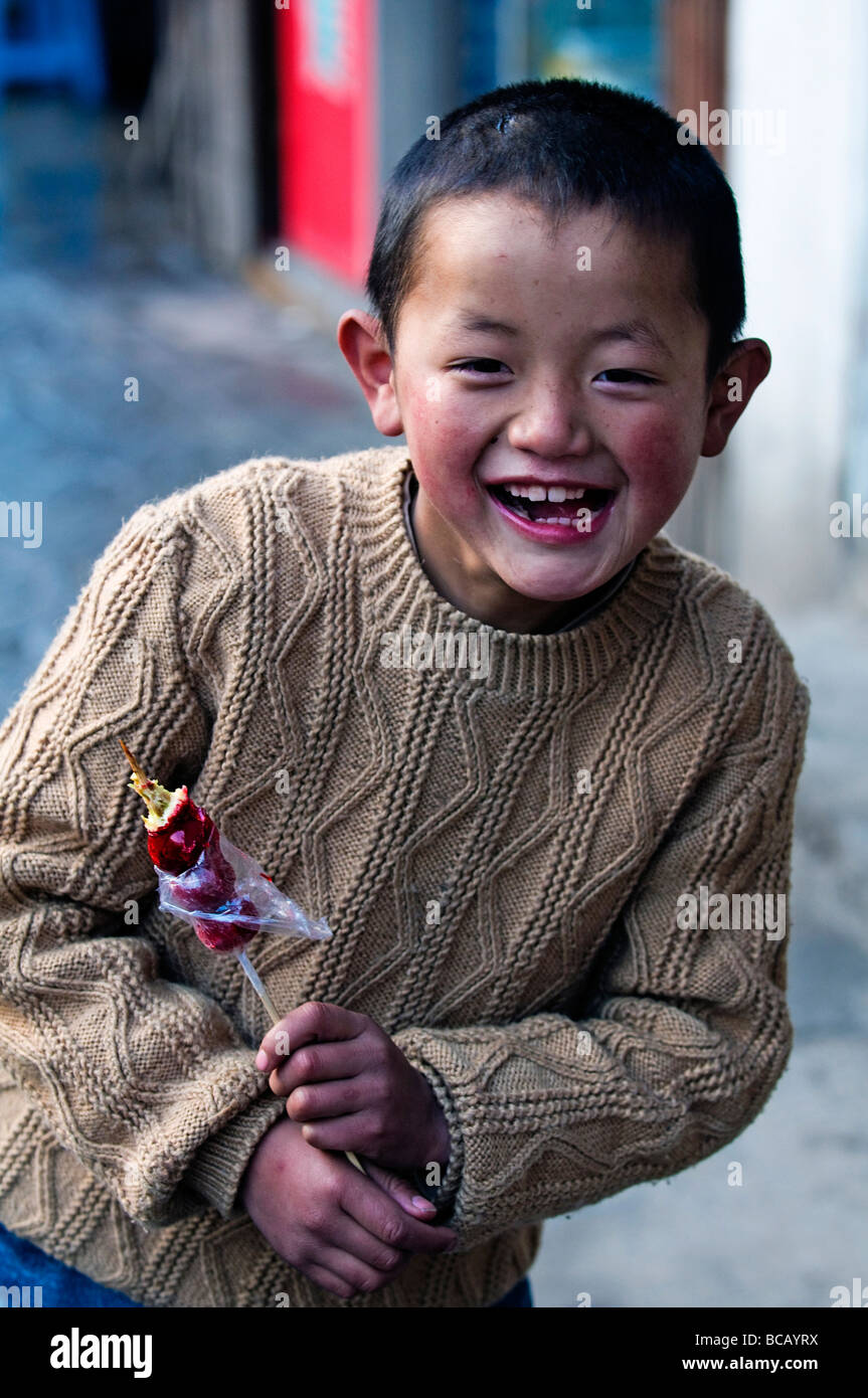 Chinese child in Shanghai street Stock Photo - Alamy