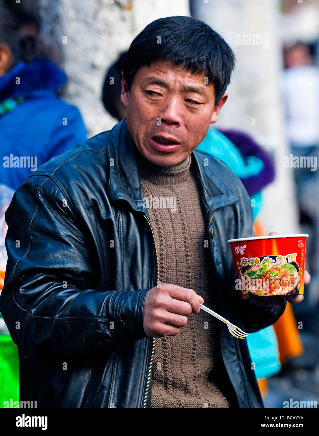 Chinese man eating in street hi-res stock photography and images - Alamy