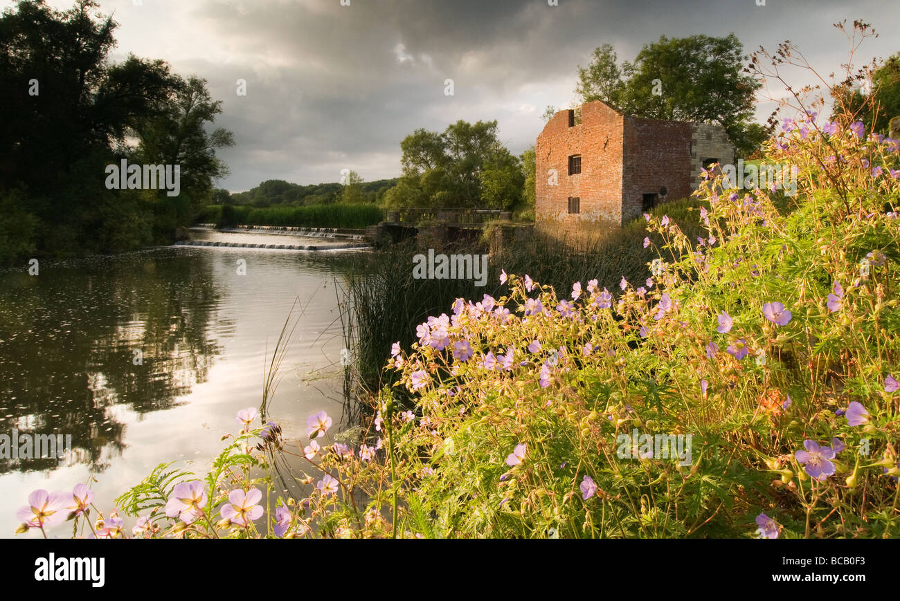 18th century water mill uk hi-res stock photography and images - Alamy