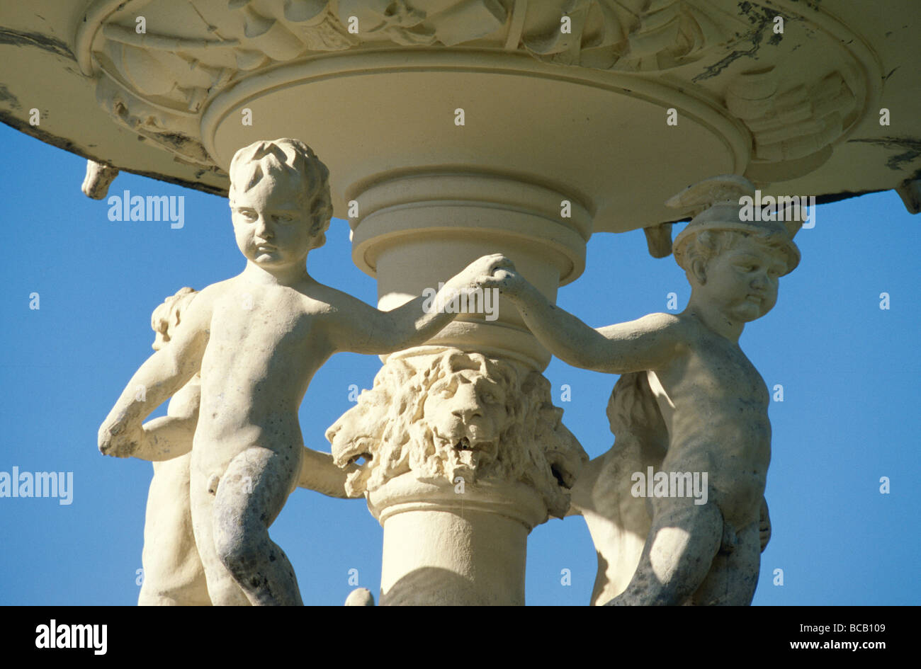 Cherubs fountain hi-res stock photography and images - Alamy