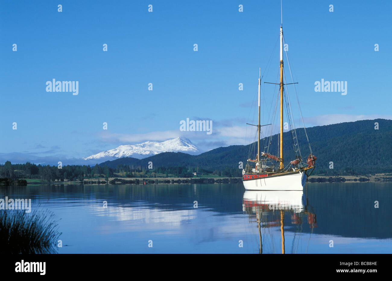 Sailboat Manuska on Lake Te Anau, Te Anau, New Zealand Stock Photo - Alamy