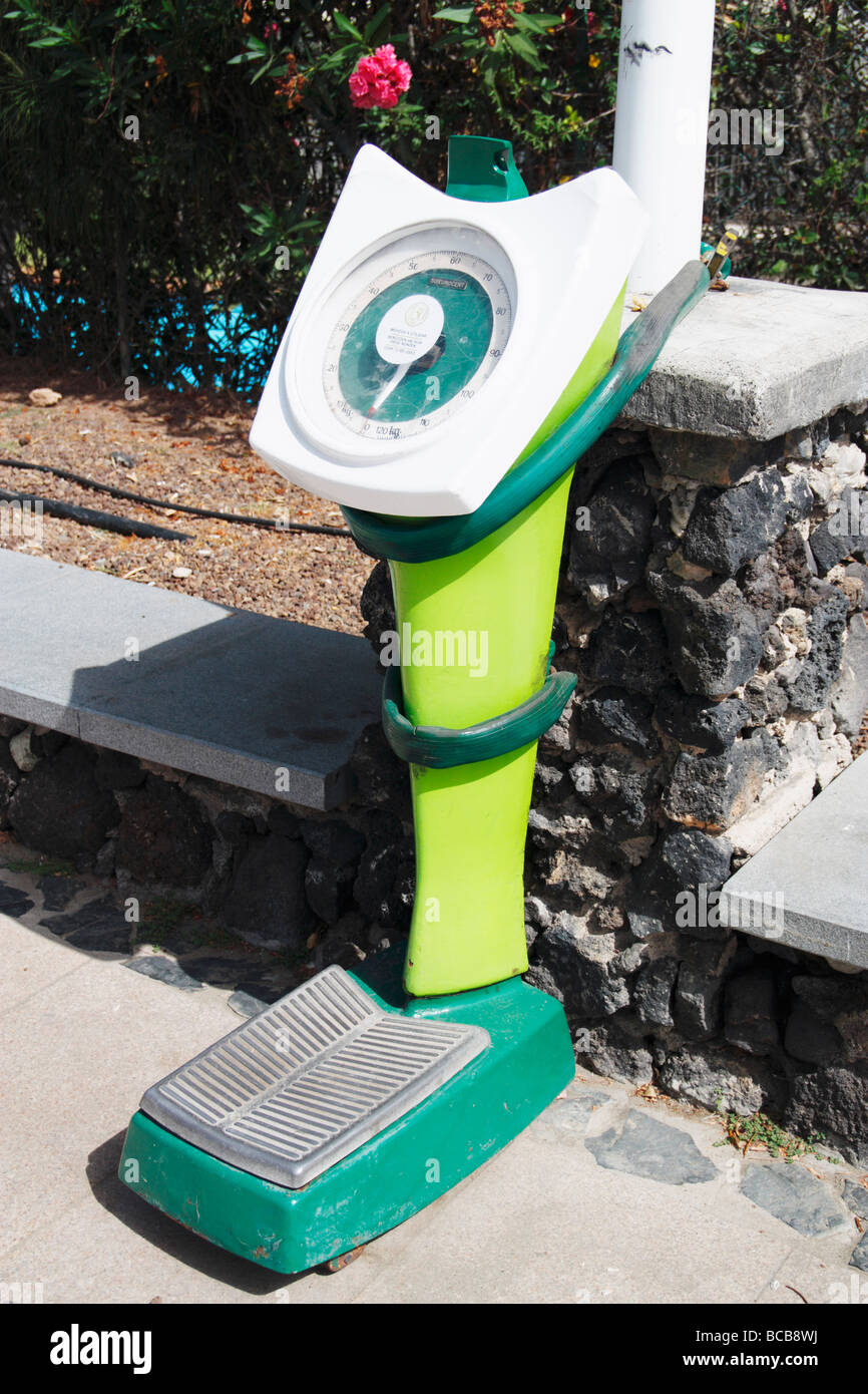 Old weighing machine scales hi-res stock photography and images - Alamy