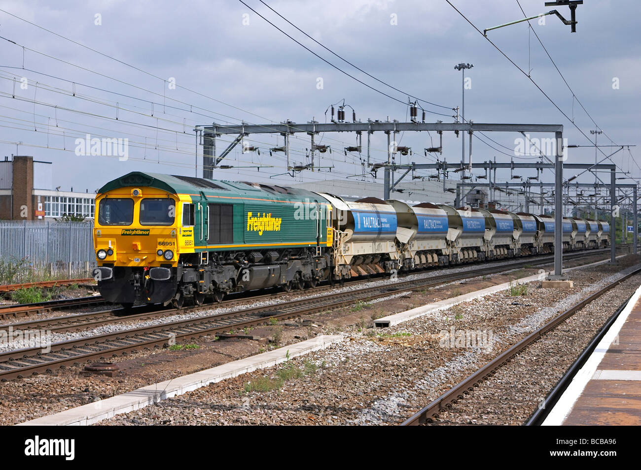 Freightliner 66951 passes through Rugby station with an empty ballast ...