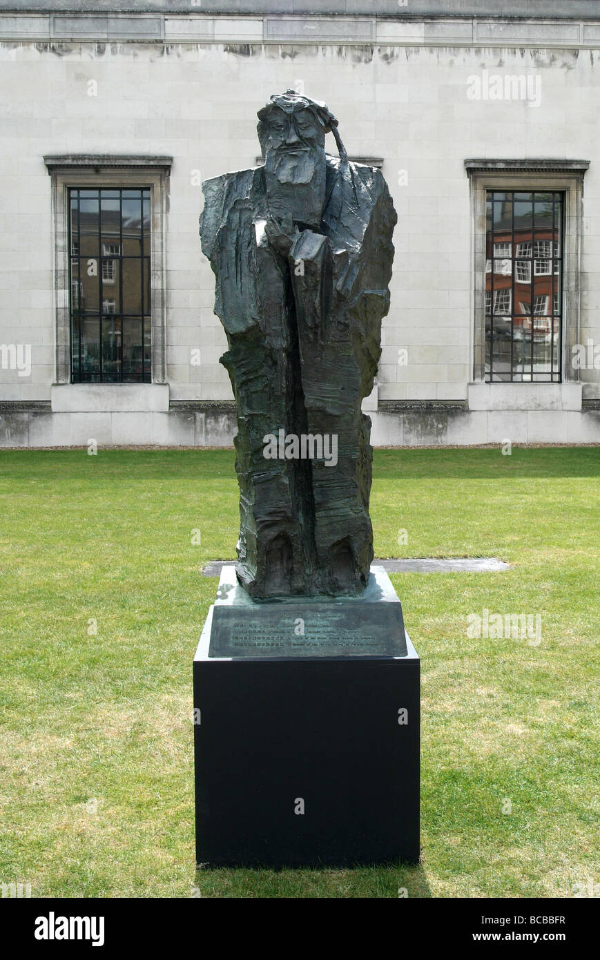Wu Wei-shan sculpture, Confucuis, on the lawn of the Fitzwilliam Museum ...