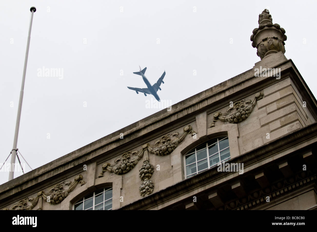 Plane over building hi-res stock photography and images - Alamy