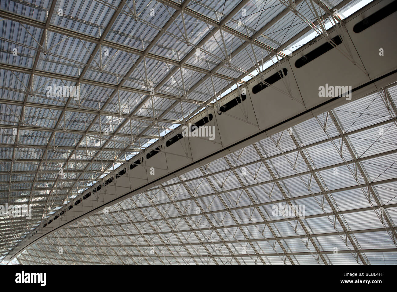 Charles de gaulle airport terminal 2f hi-res stock photography and ...